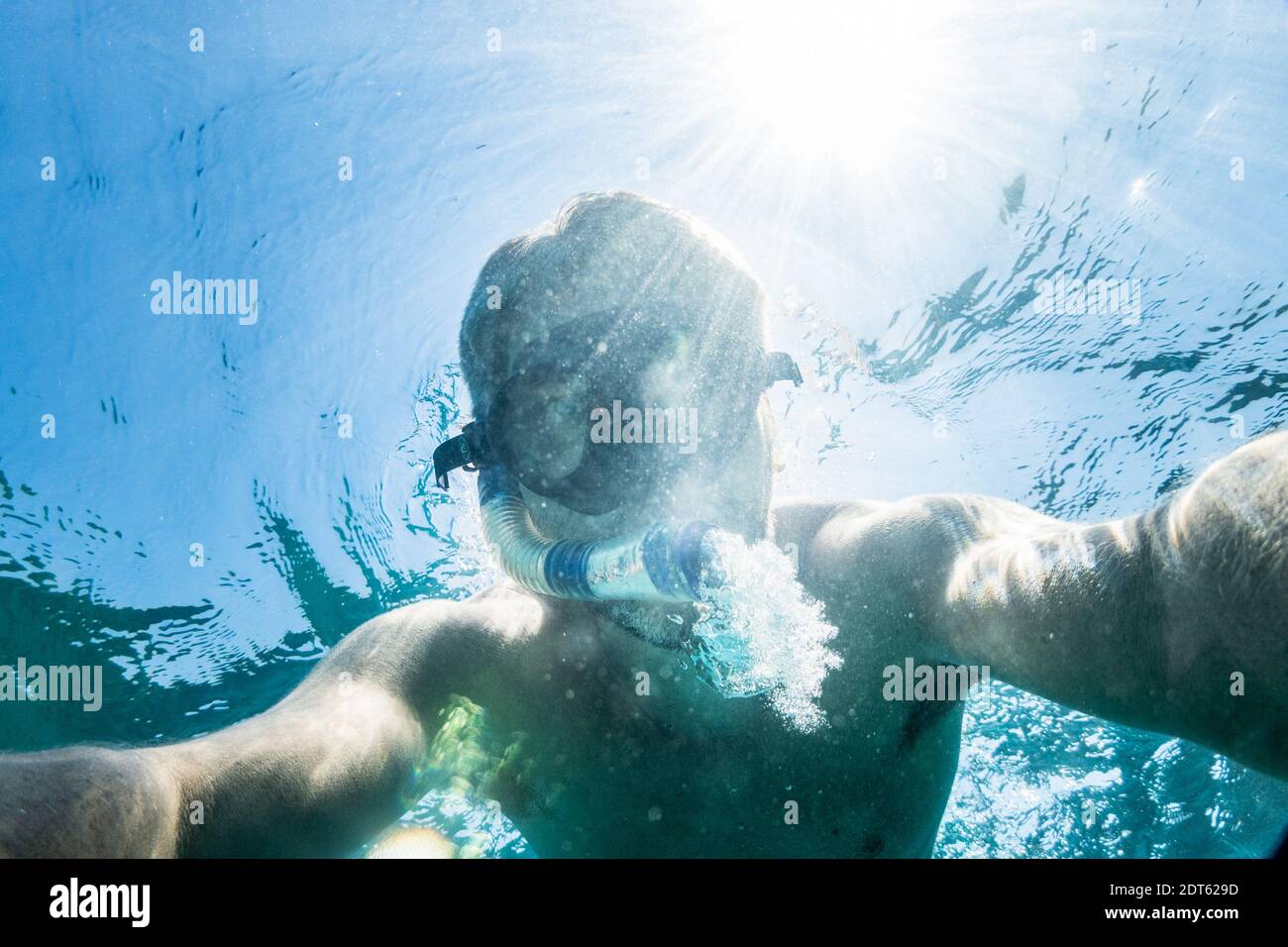 Man wearing underwater mask hi-res stock photography and images - Alamy