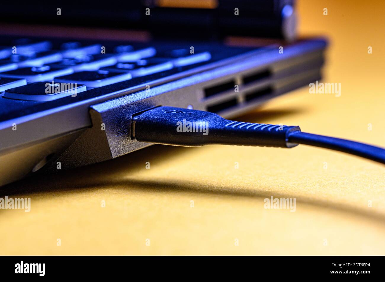 Close-up connected the smartphone to the USB connector to the laptop ...