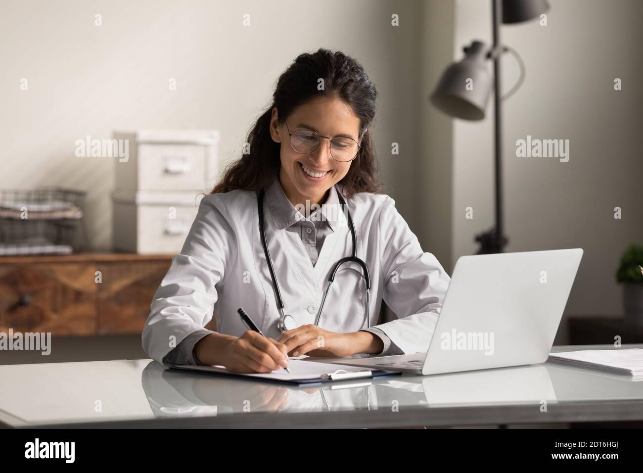 Hospital pharmacist and computer hi-res stock photography and images ...