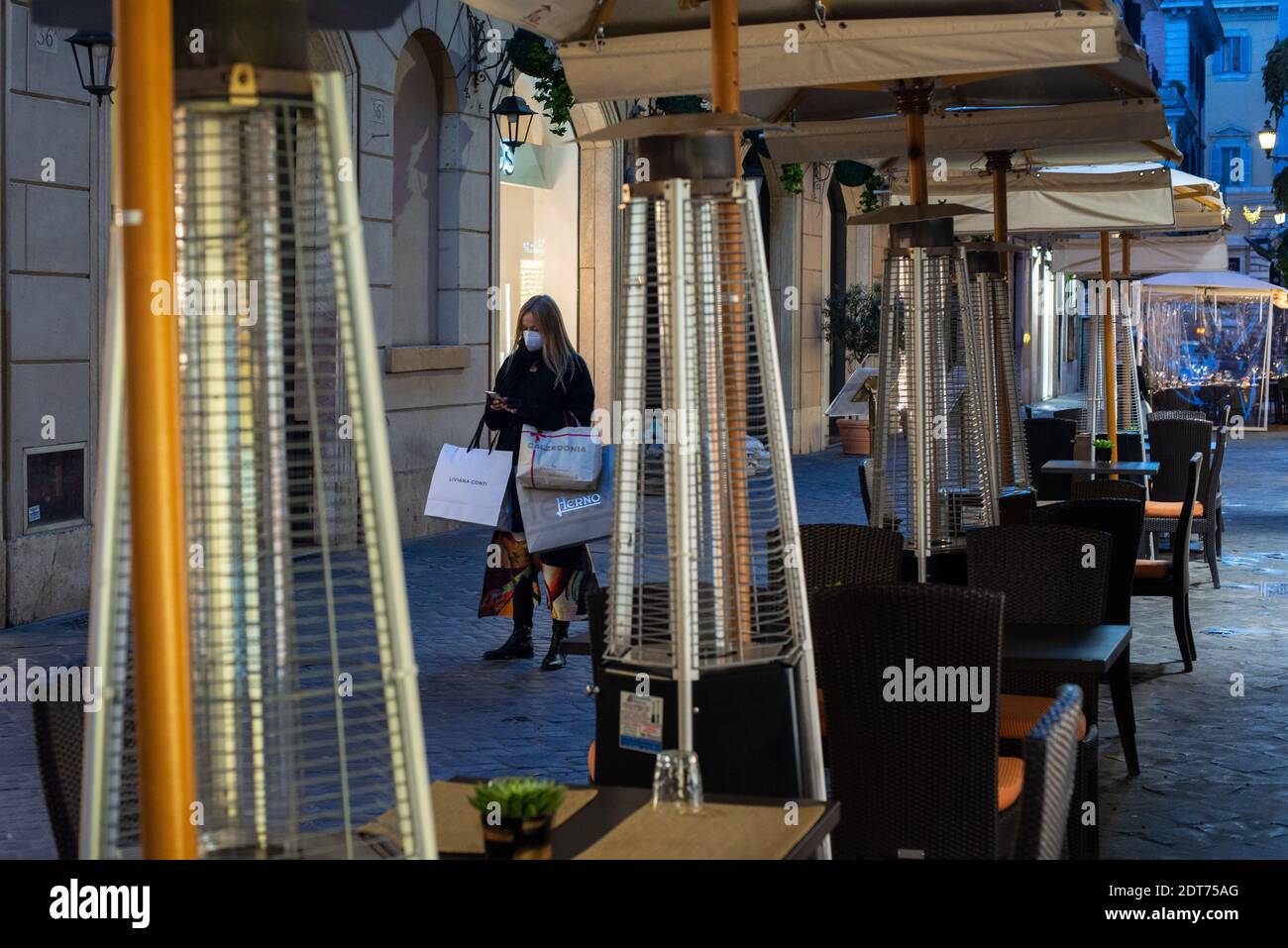 Rome, Italy: Empty tables of a restaurant on Christmas shopping days ...