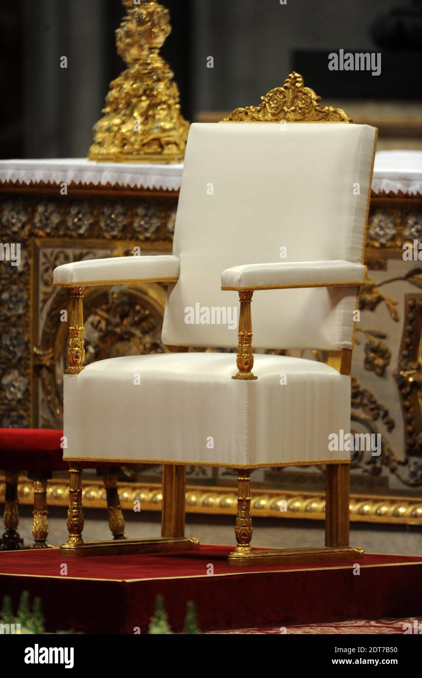 Popes throne hi-res stock photography and images - Alamy