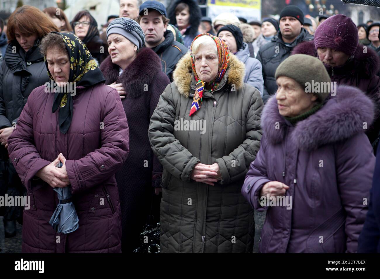 Residents of Lviv bring flowers to Kiev's Independence (Maiden) Square ...