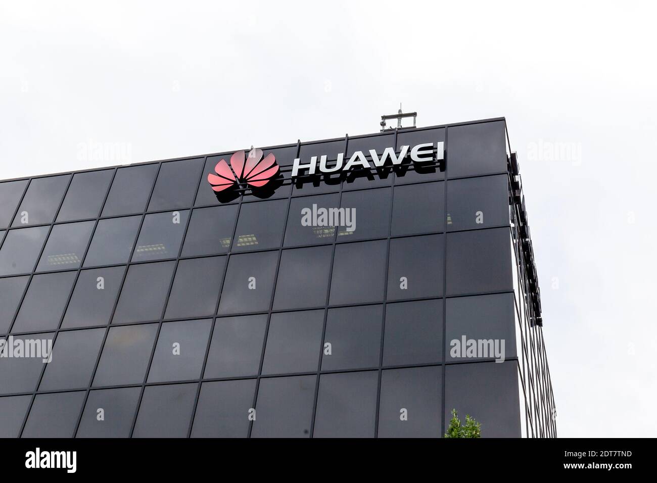 Huawei signage hi-res stock photography and images - Alamy