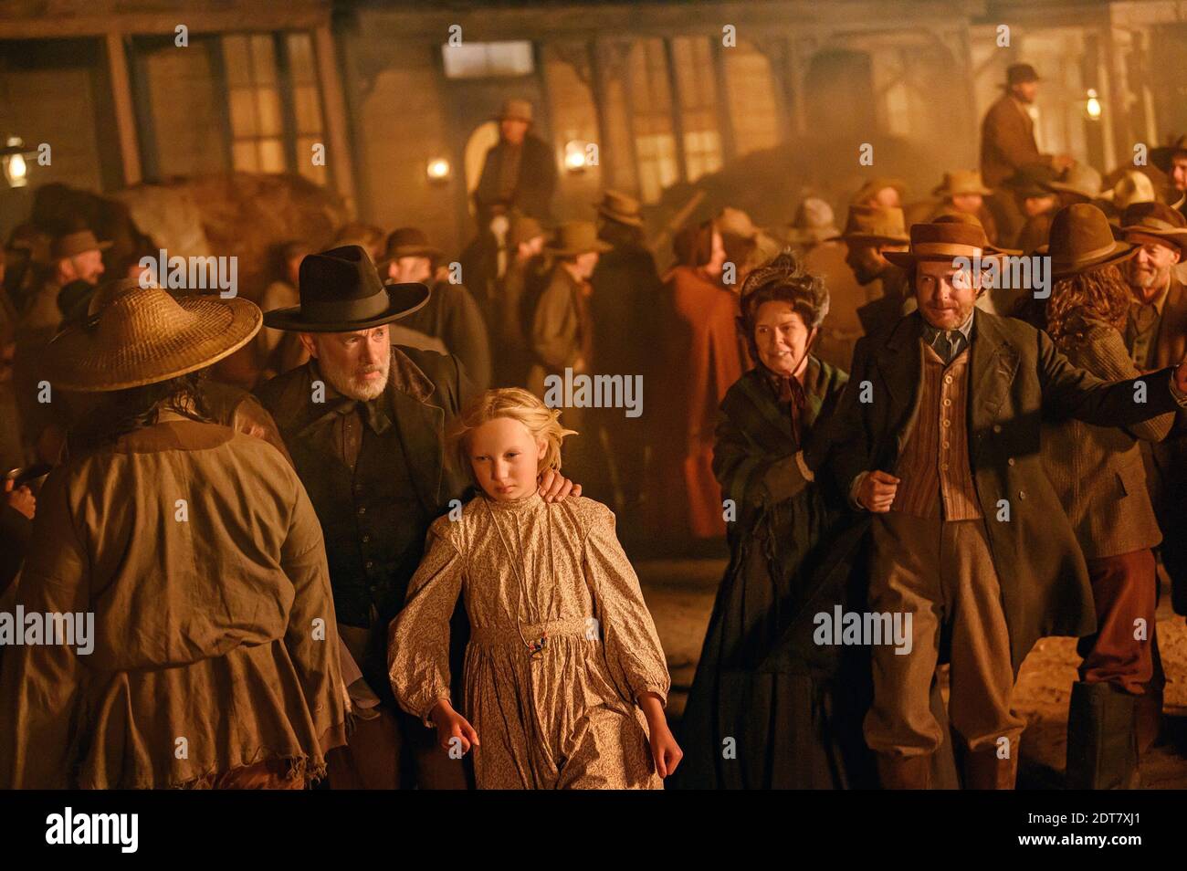 NEWS OF THE WORLD, foreground from left: Tom Hanks, Helena Zengel, 2020 ...