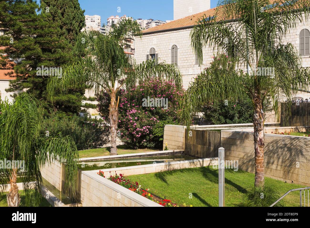 Elevated courtyard garden hi-res stock photography and images - Alamy