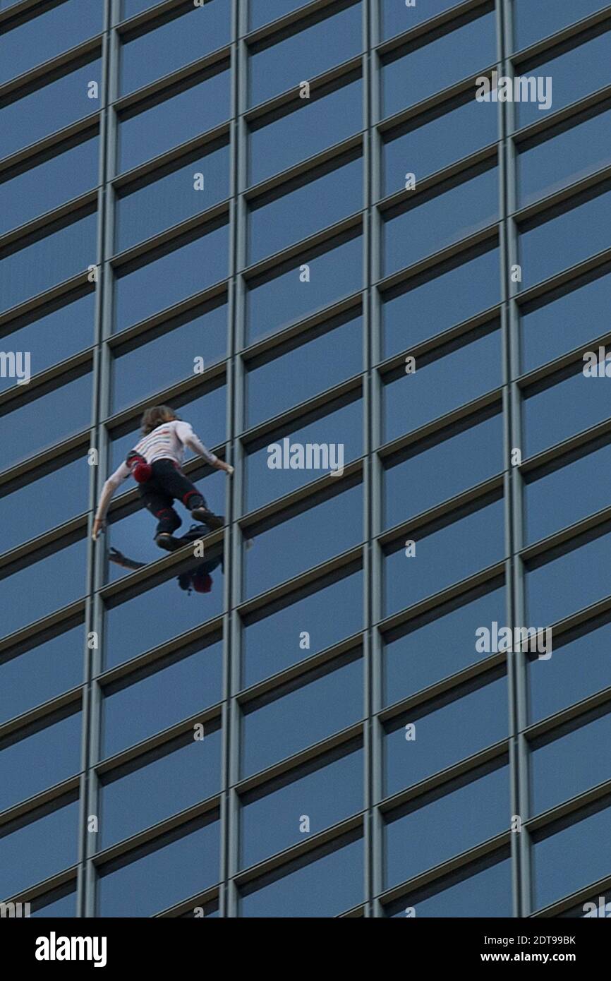Alain robert climbing hi-res stock photography and images - Alamy