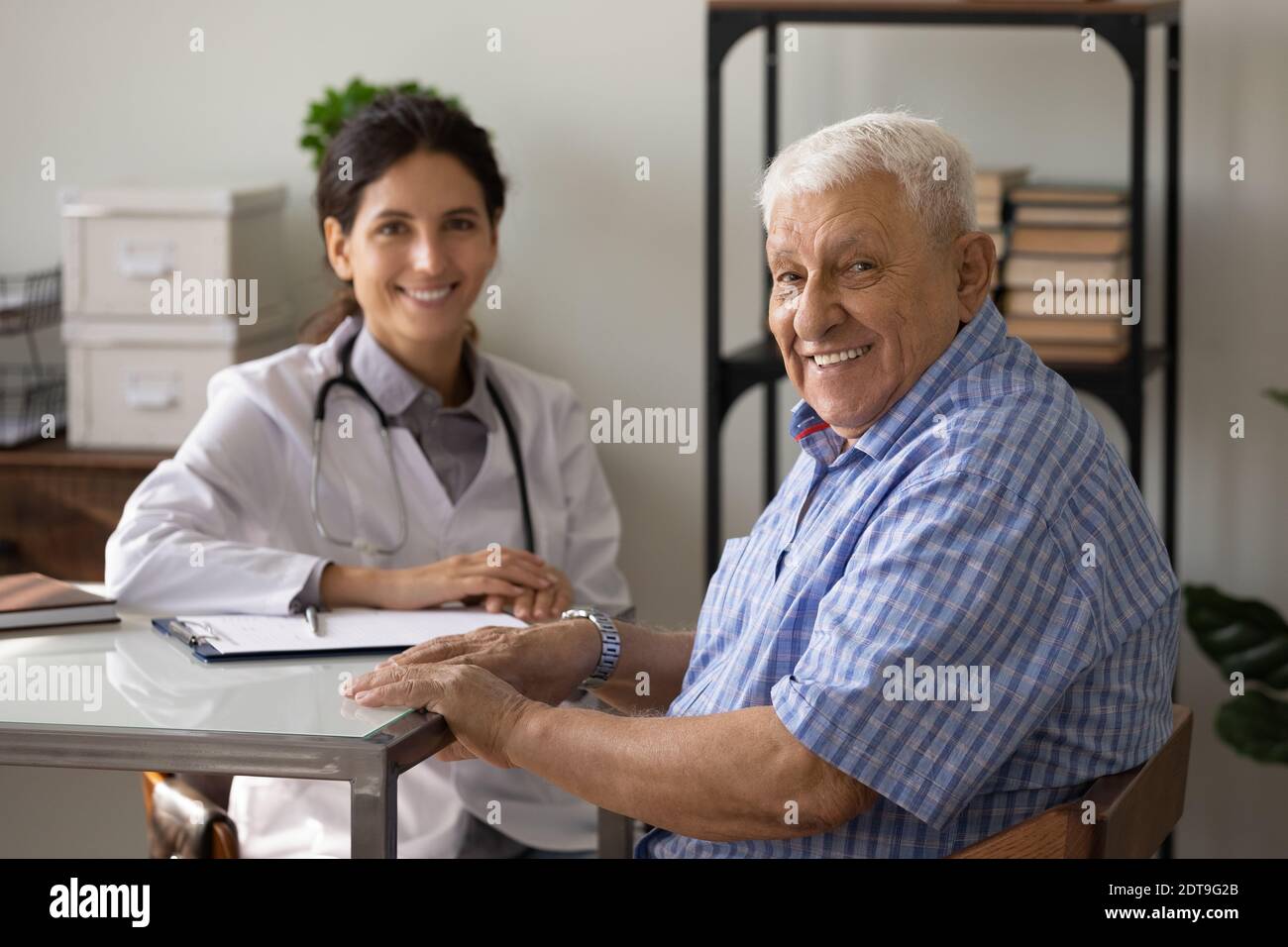 Nurse clinic elderly patient hi-res stock photography and images - Alamy