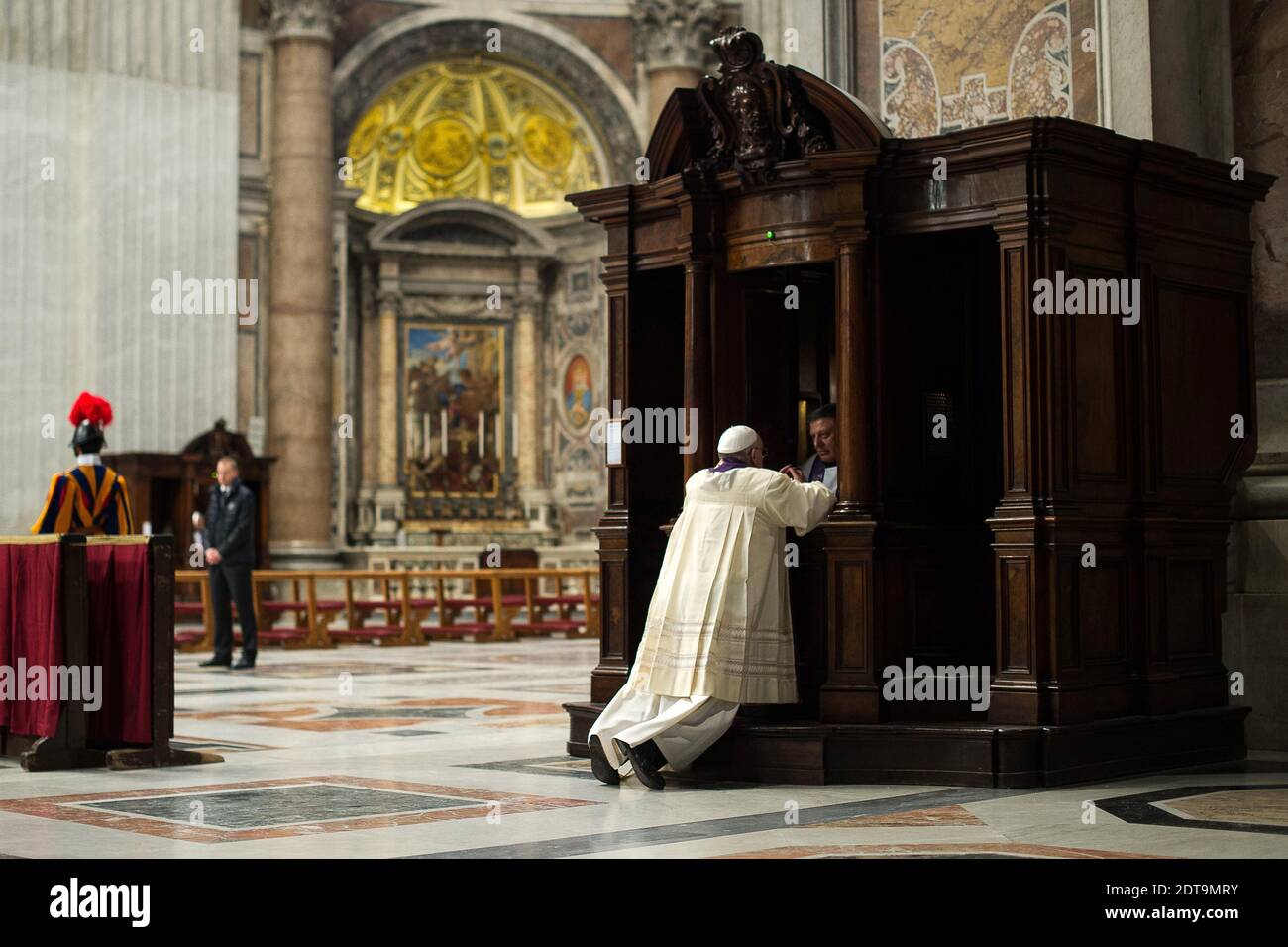 Pope Francis went to confession in public at Saint Peter's basilica ...