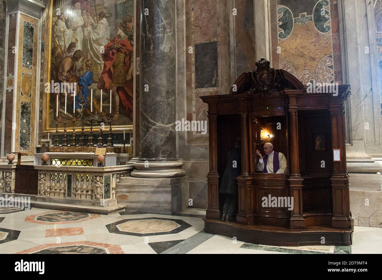 Pope Francis went to confession in public at Saint Peter's basilica ...