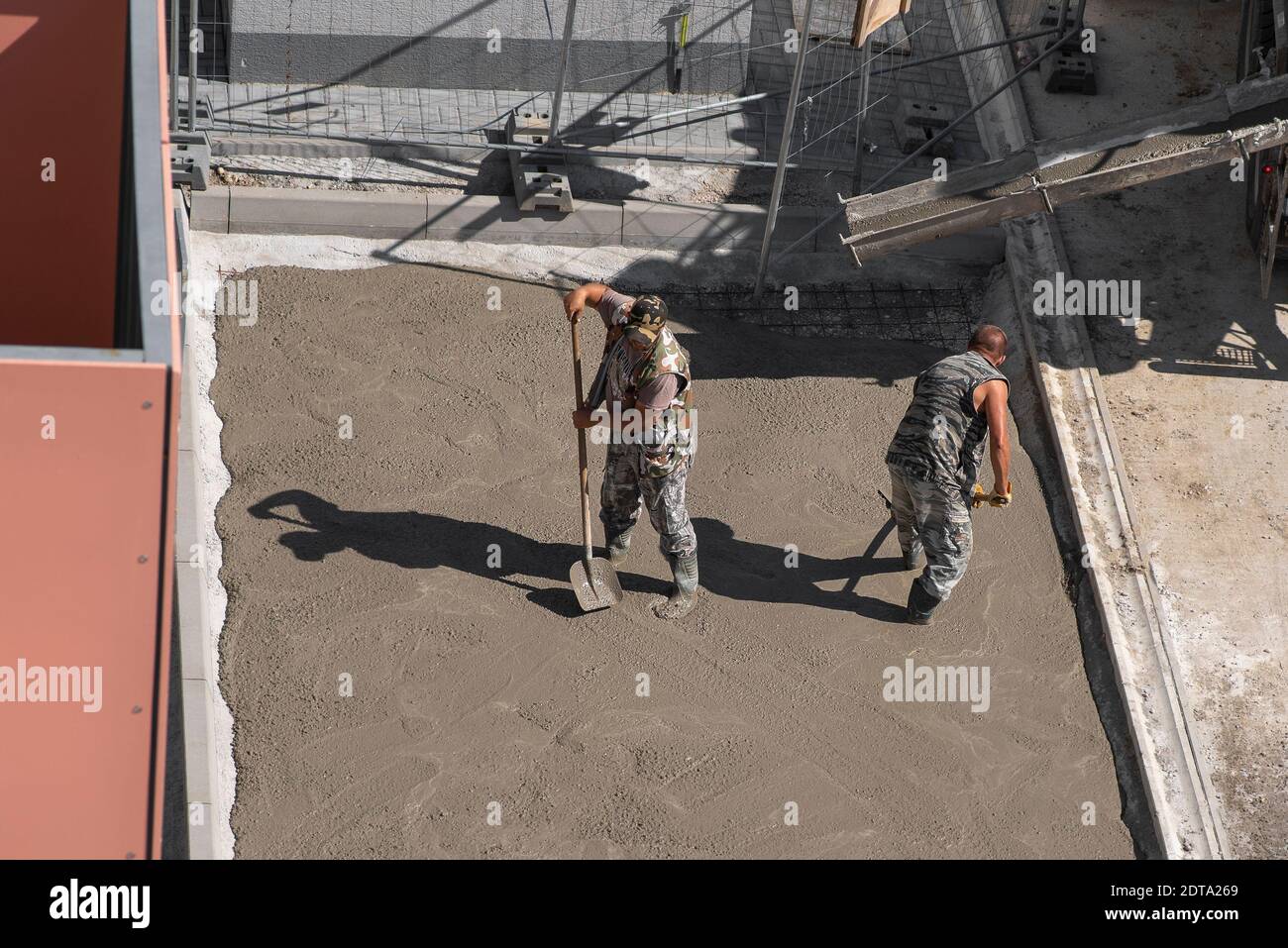 Work men mixing and pouring concrete hi-res stock photography and ...