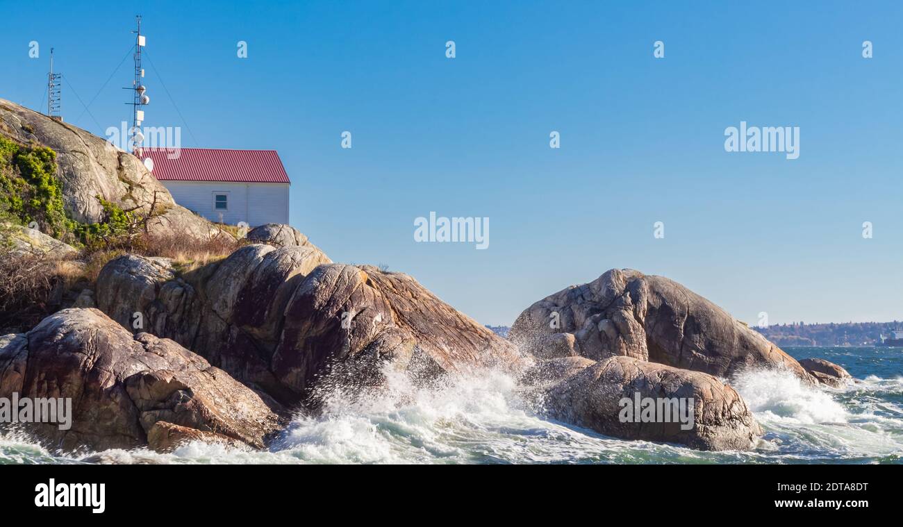 Big ocean waves house hi-res stock photography and images - Alamy