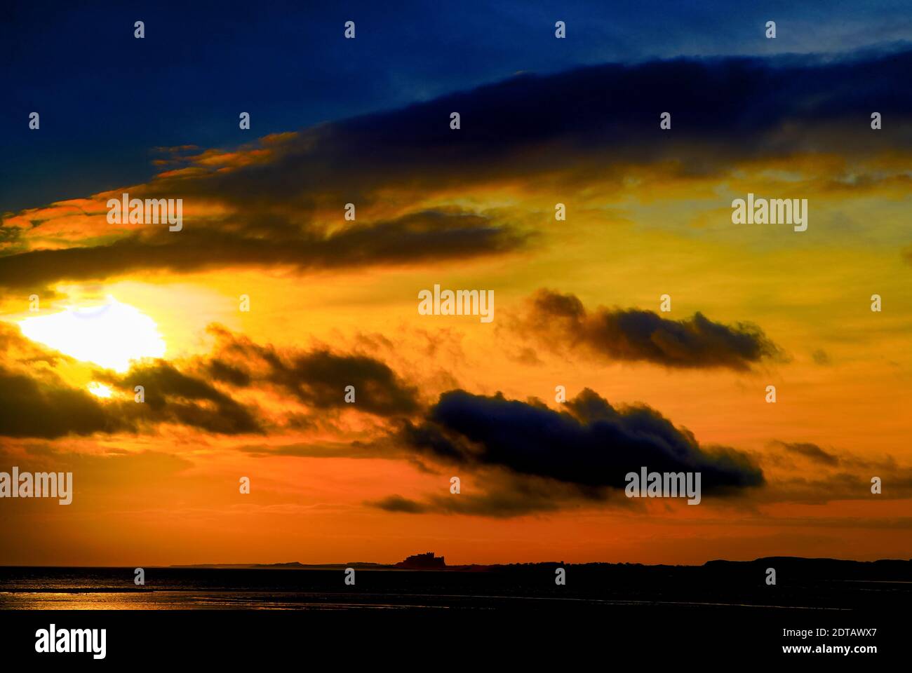 Sunrise over lindisfarne castle holy hi-res stock photography and ...