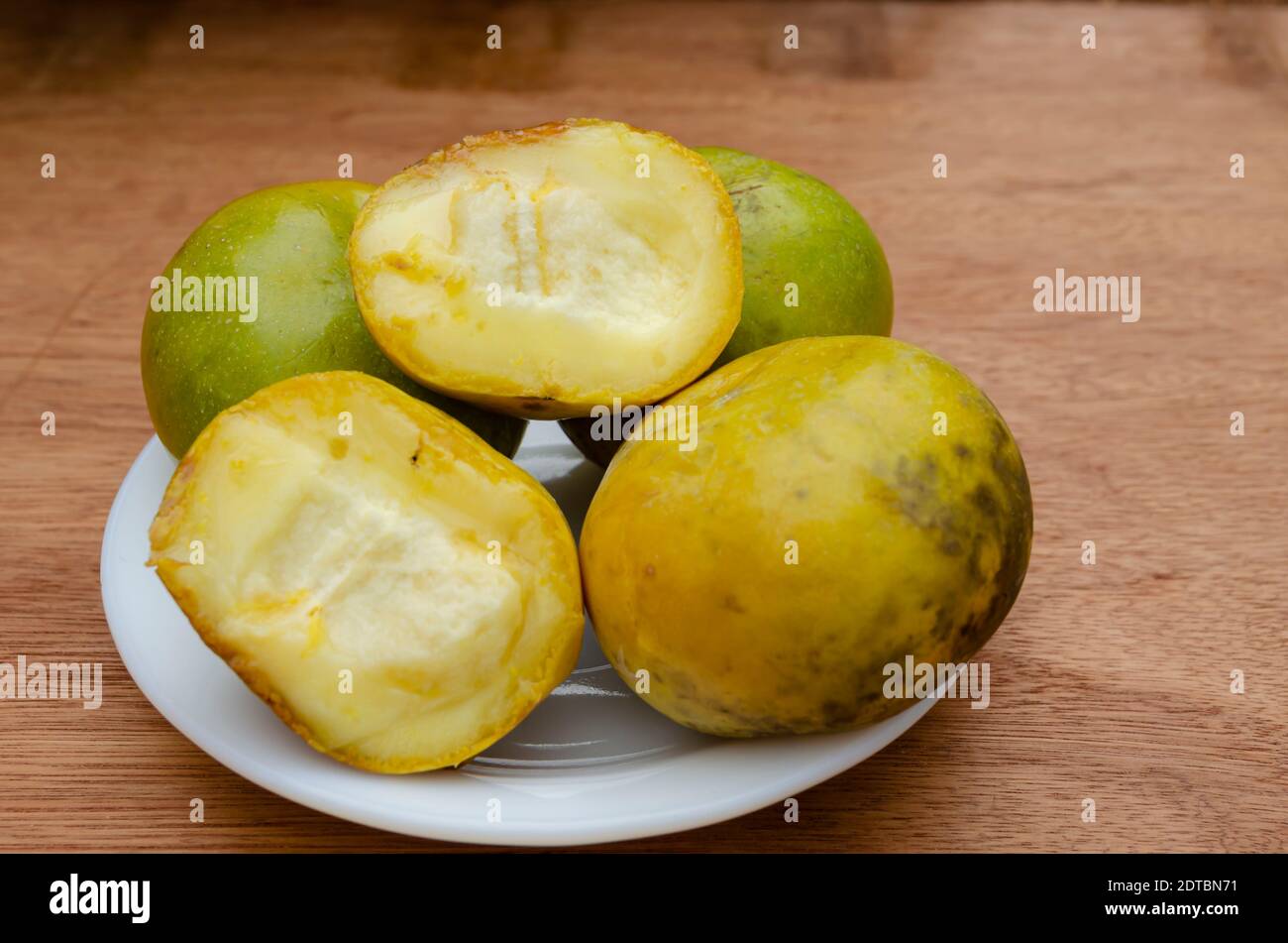 White Sapote, Whole And Cross Section Stock Photo - Alamy