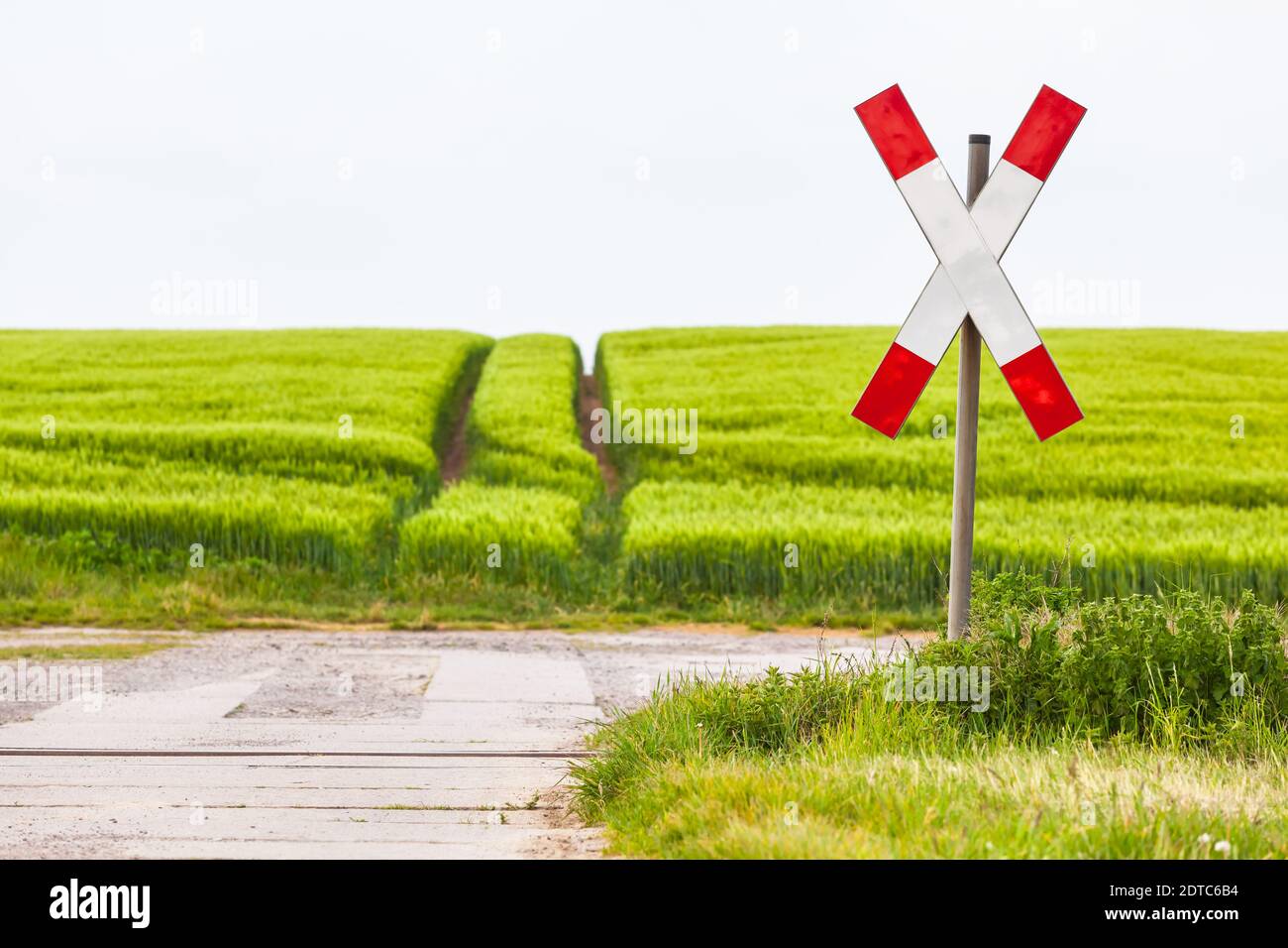 Unguarded railroad crossing sign hi-res stock photography and images ...