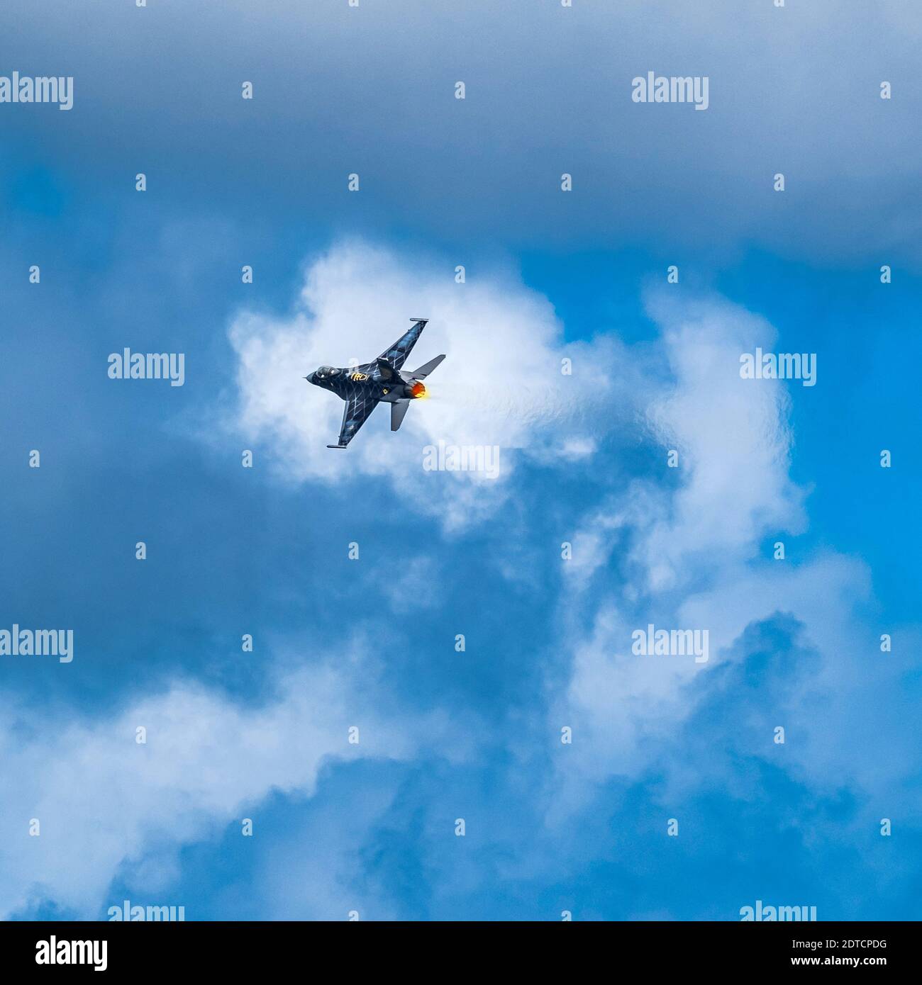16 fighting falcon flying hi-res stock photography and images - Alamy