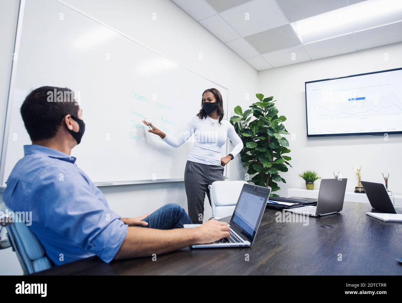 Communication standing leadership face to face hi-res stock photography ...