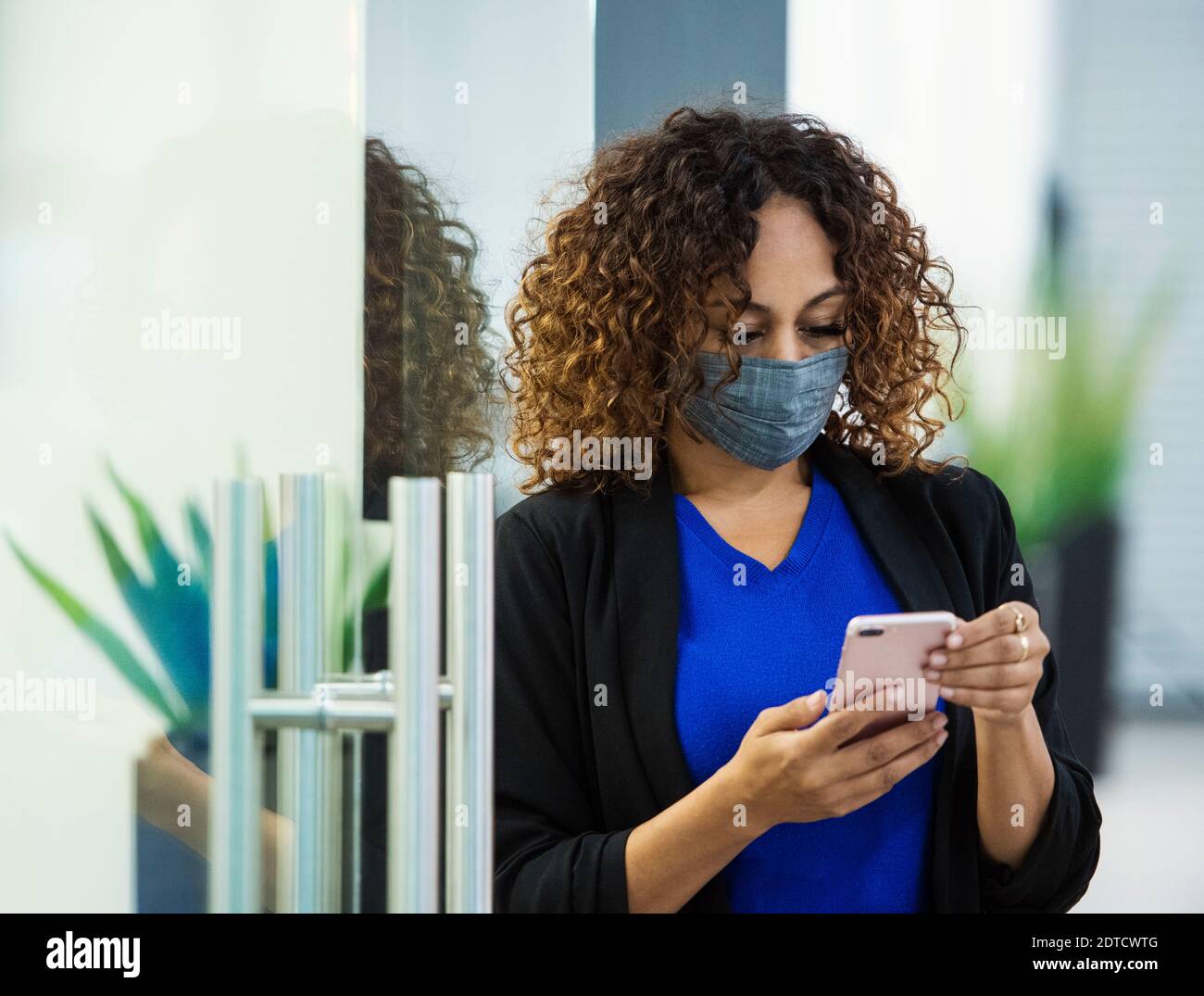 Person in office wearing mask hi-res stock photography and images - Alamy