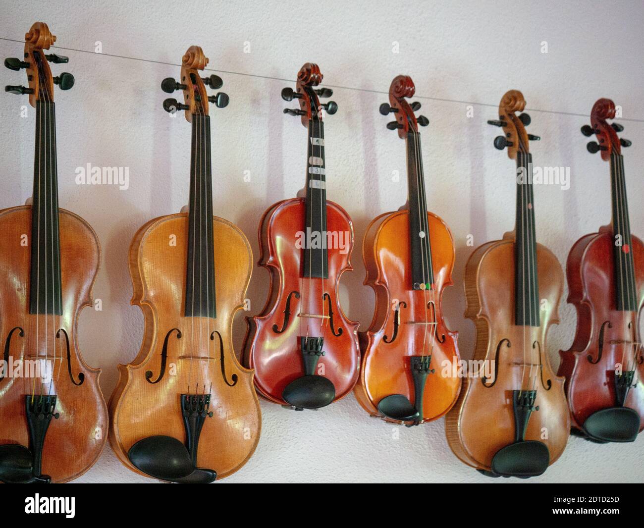 With hanging violins hi-res stock photography and images - Alamy