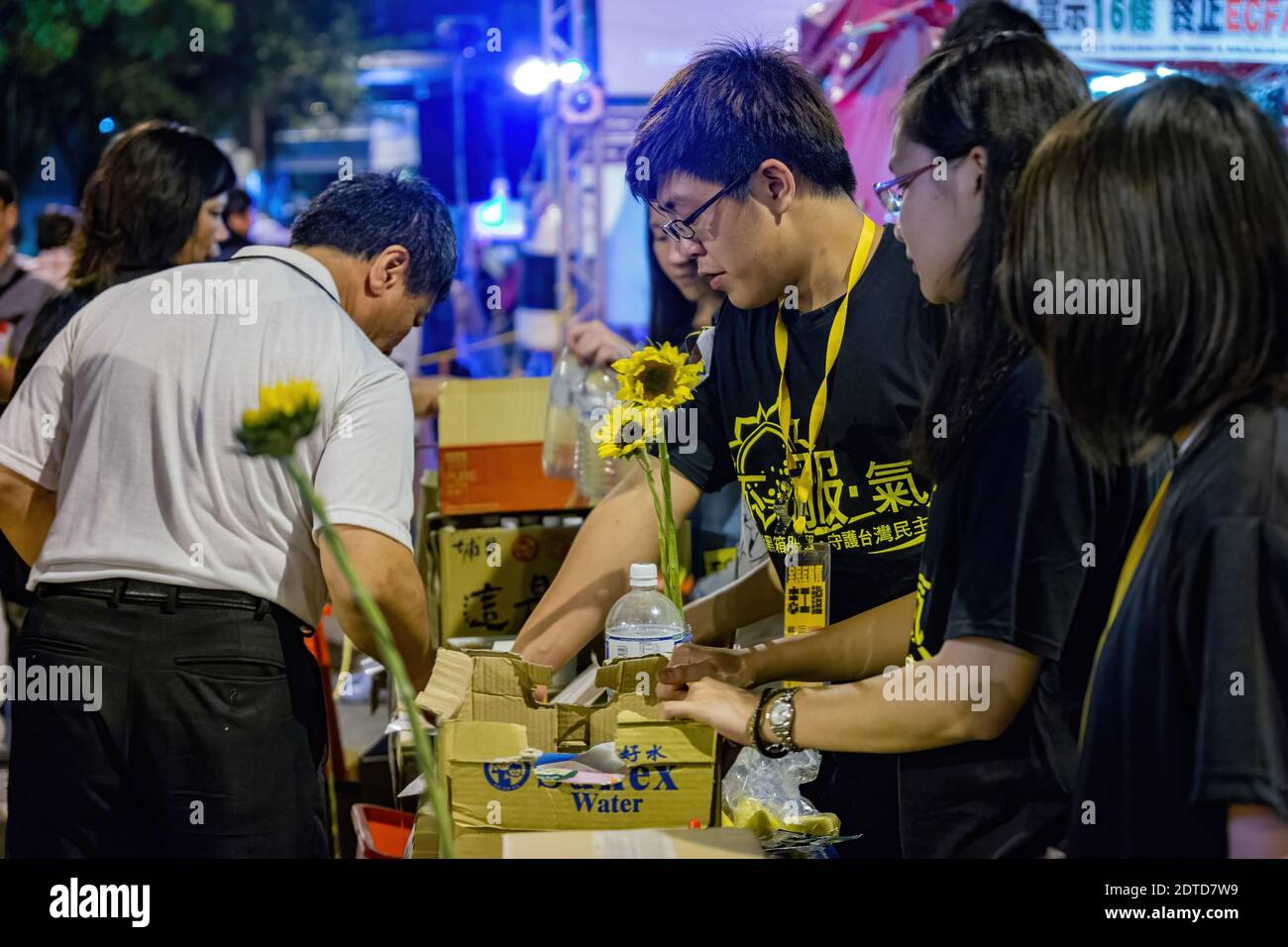 Sunflower student movement hi-res stock photography and images - Alamy