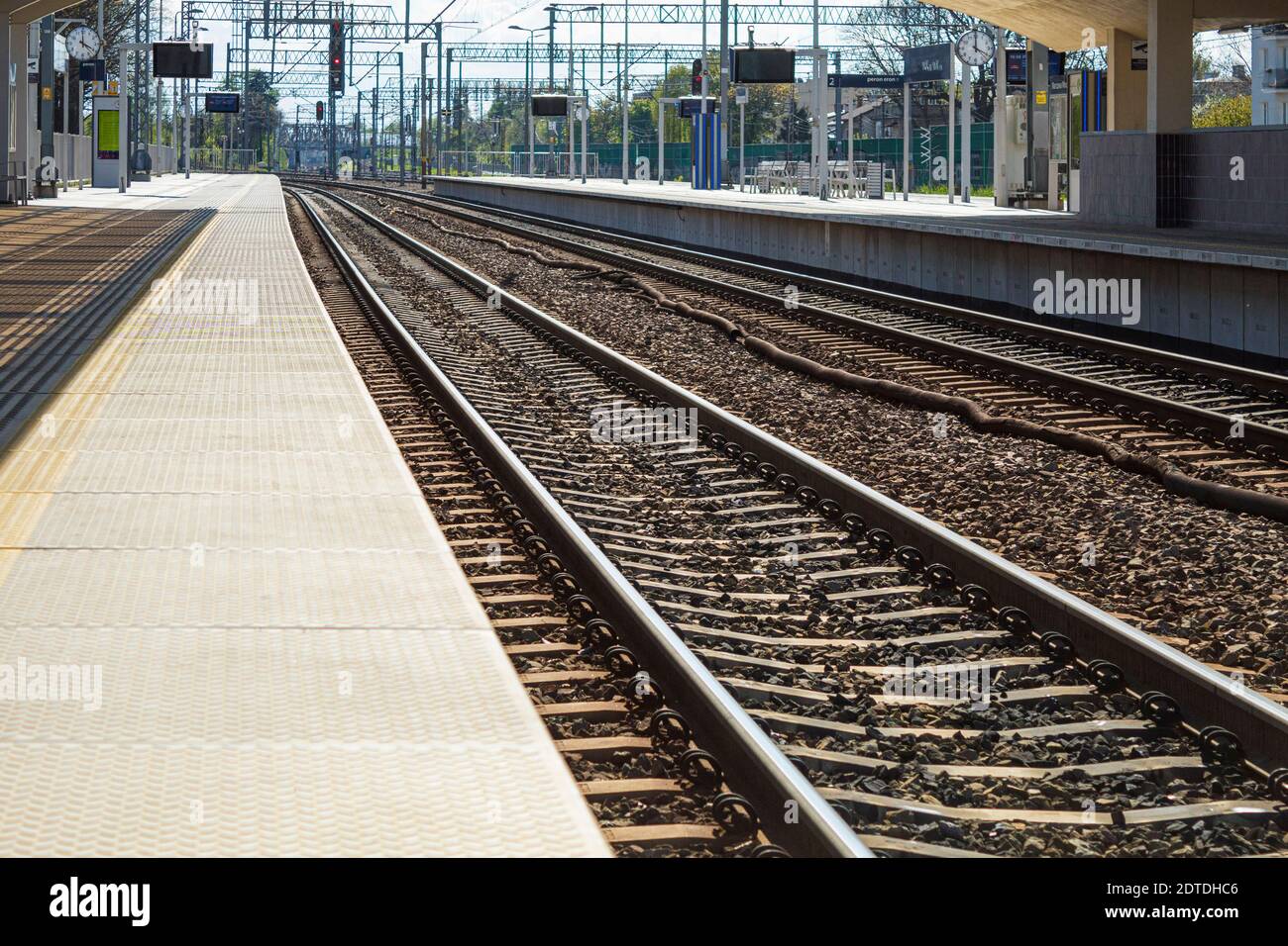 Station platform and railway tracks Stock Photo - Alamy