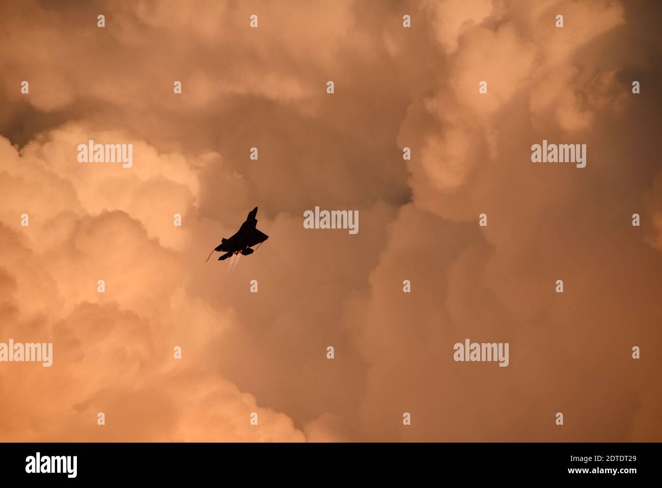 F-22 Raptor in flight demonstration featuring lethal capabilities of ...