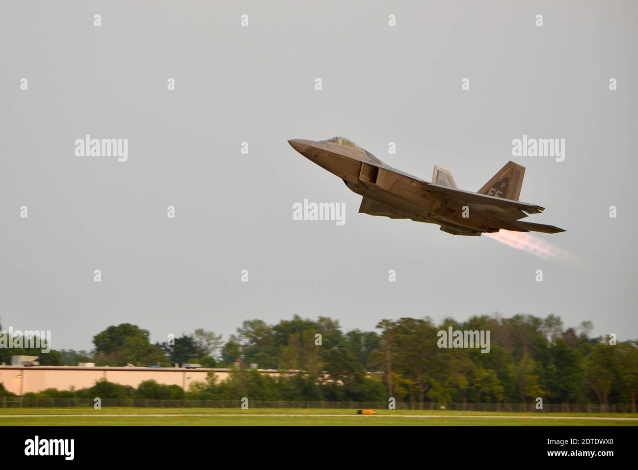 F-22 Raptor in flight demonstration featuring lethal capabilities of ...