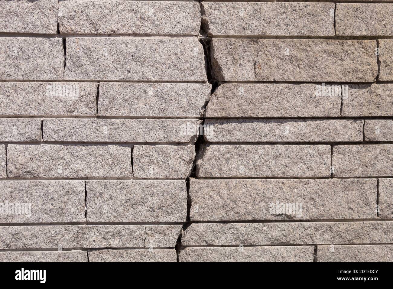 A large crack in the wall of granite slabs. Cracked wall Stock Photo ...