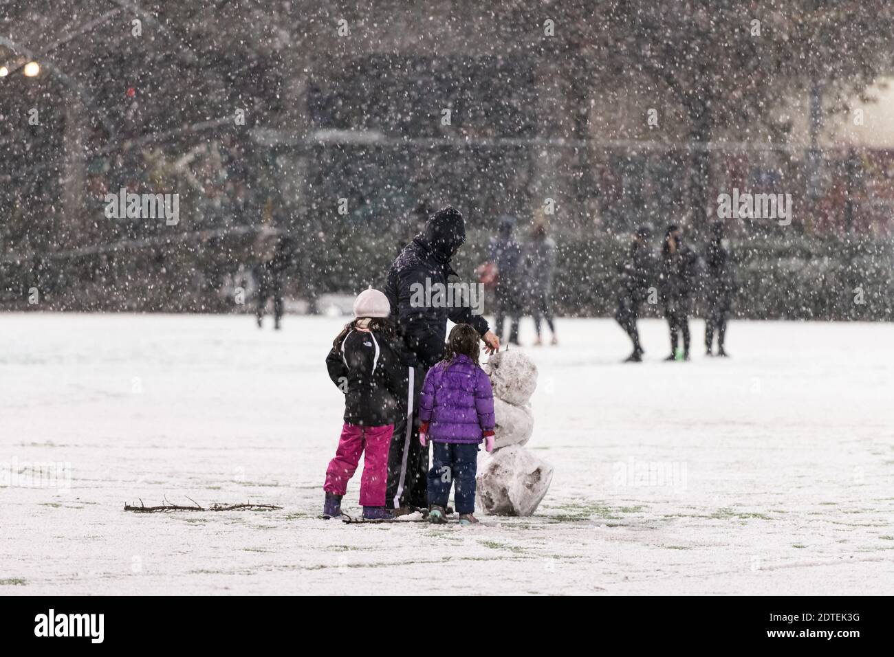 Seattle, USA. 21 Dec, 2020. Early in the evening snow falling on Cal ...