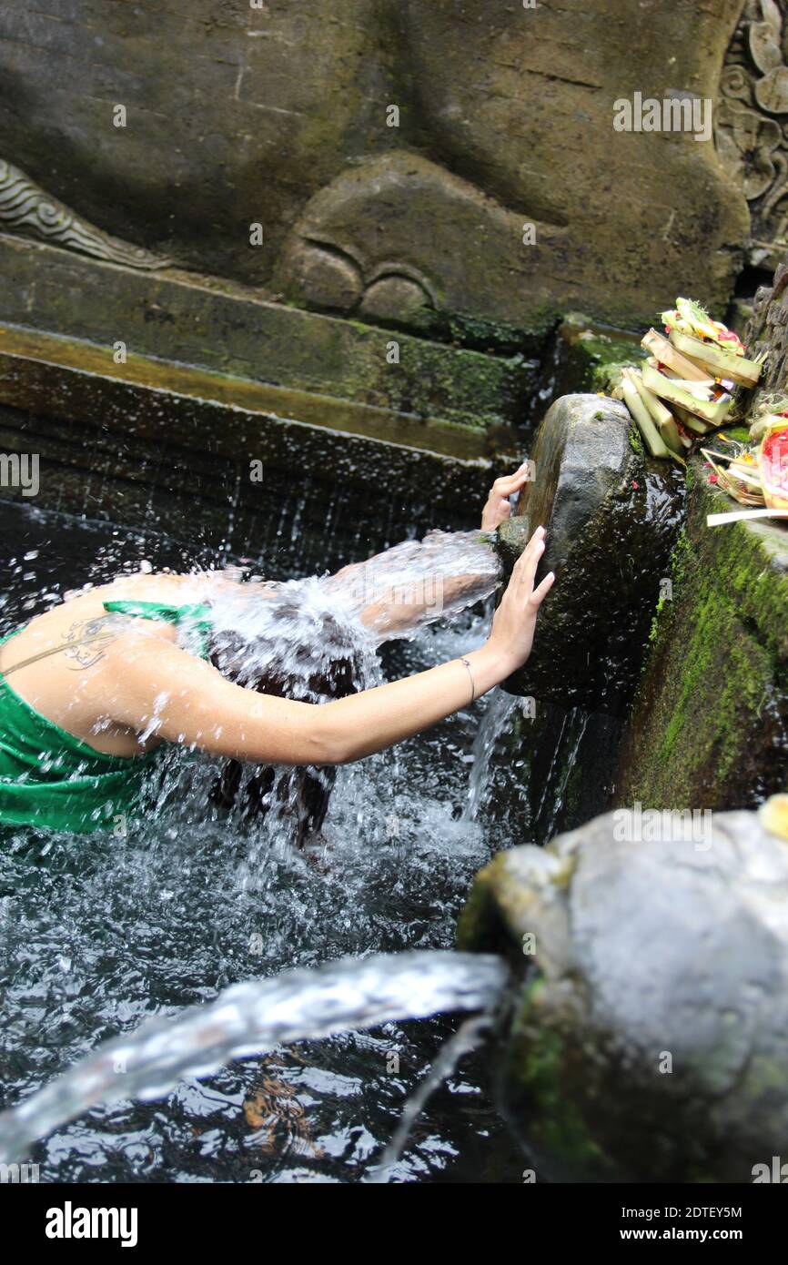 Women in fountain taking water hi-res stock photography and images - Alamy
