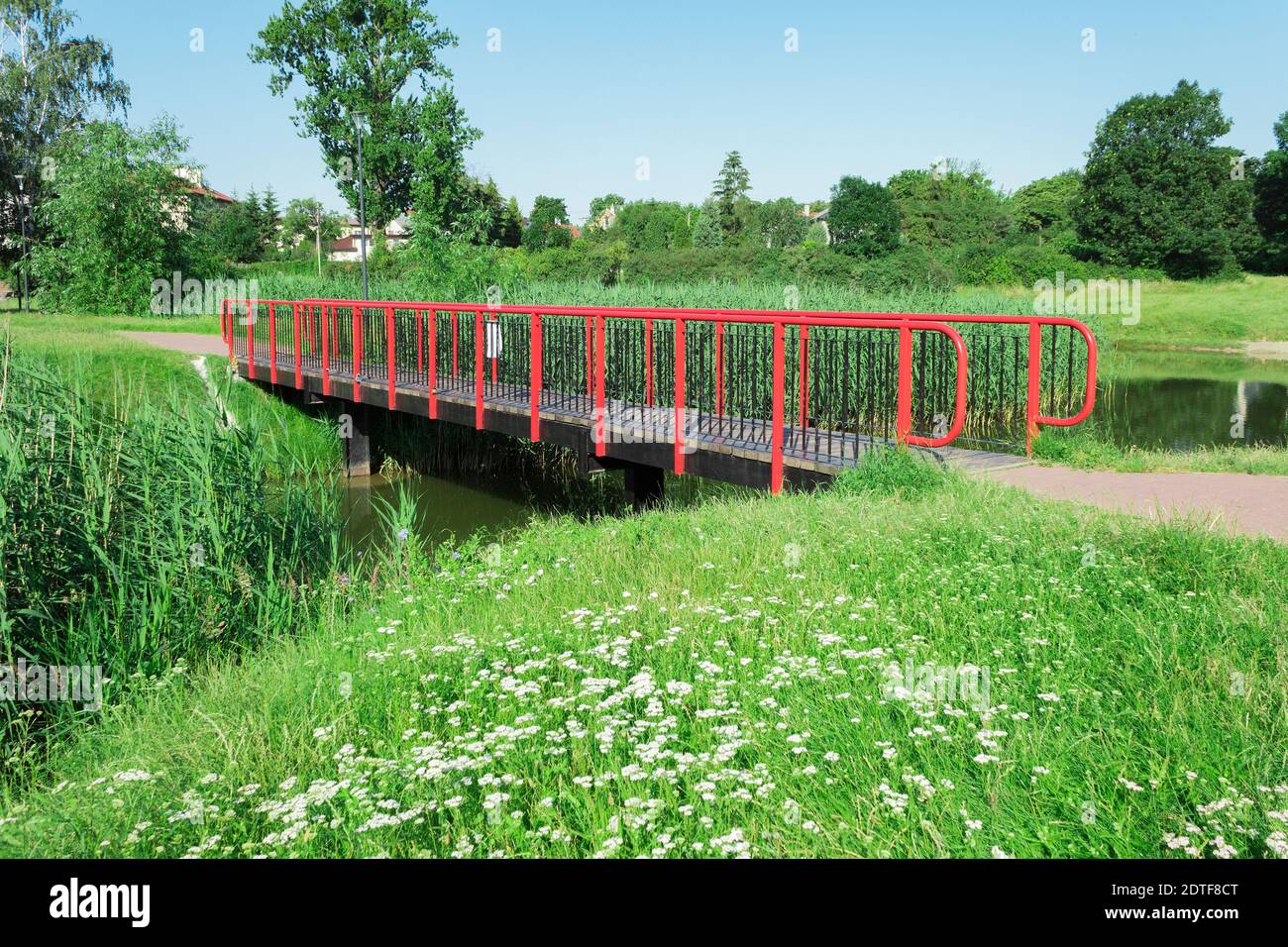 Red metal bridge hi-res stock photography and images - Alamy
