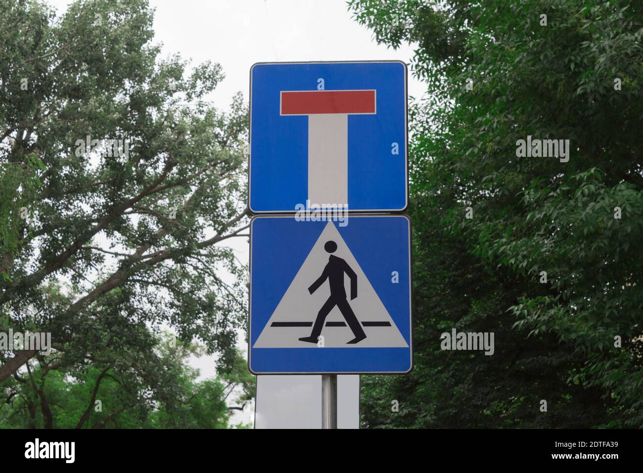 Dead end and pedestrian crossing road sign Stock Photo - Alamy