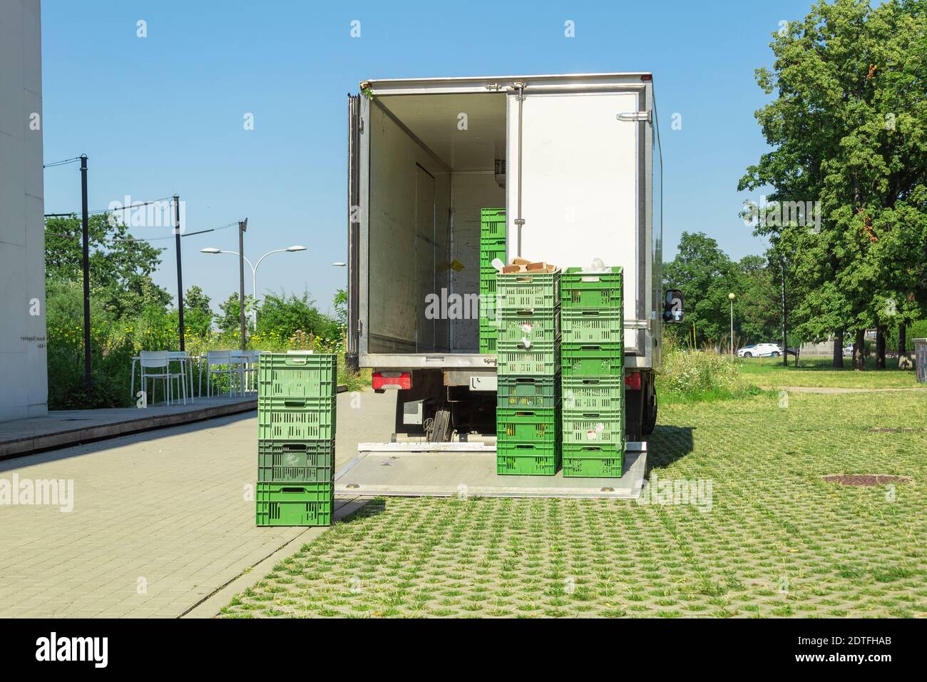 Unloading beer from delivery truck hi-res stock photography and images ...