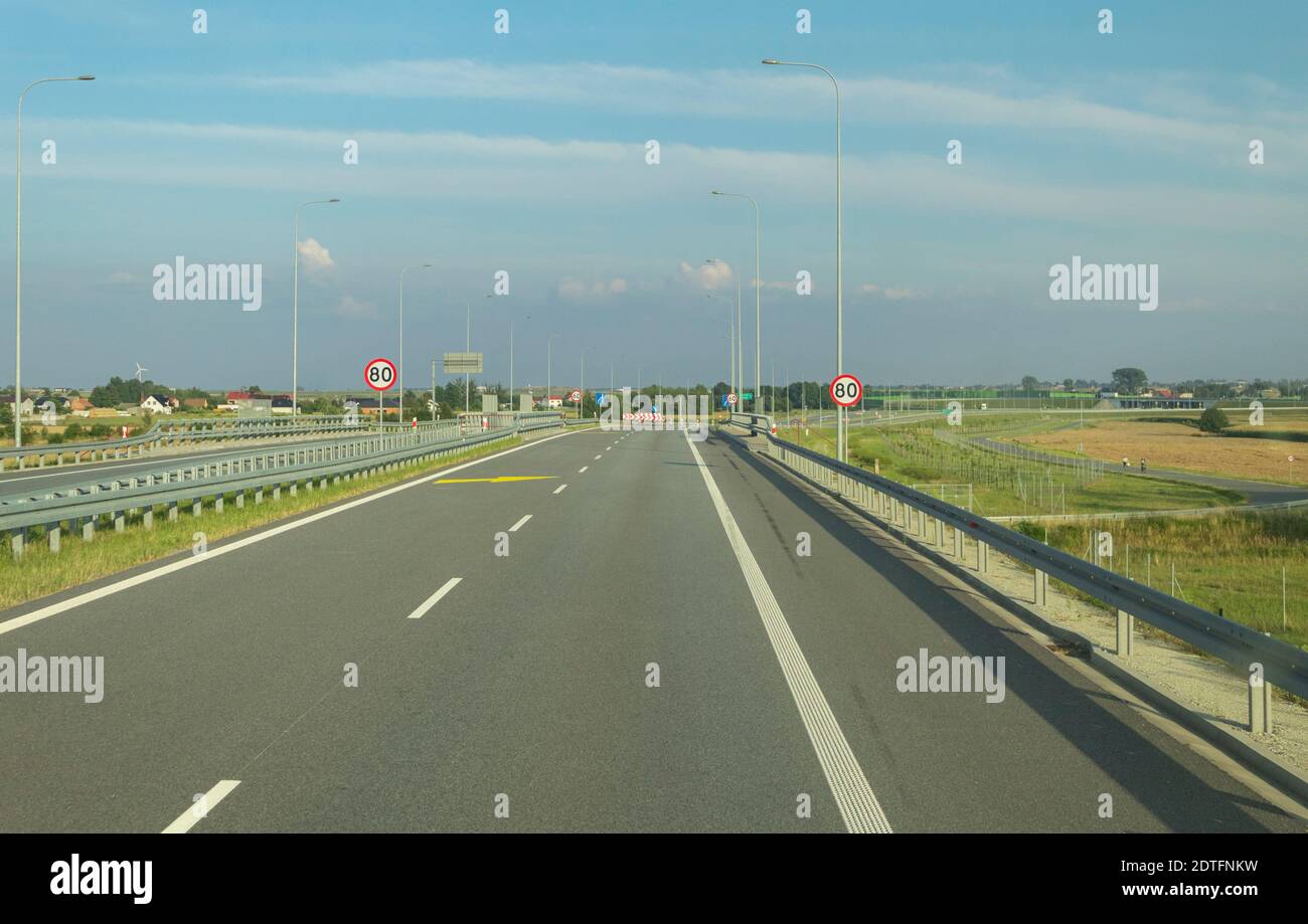 100 km sign hi-res stock photography and images - Alamy