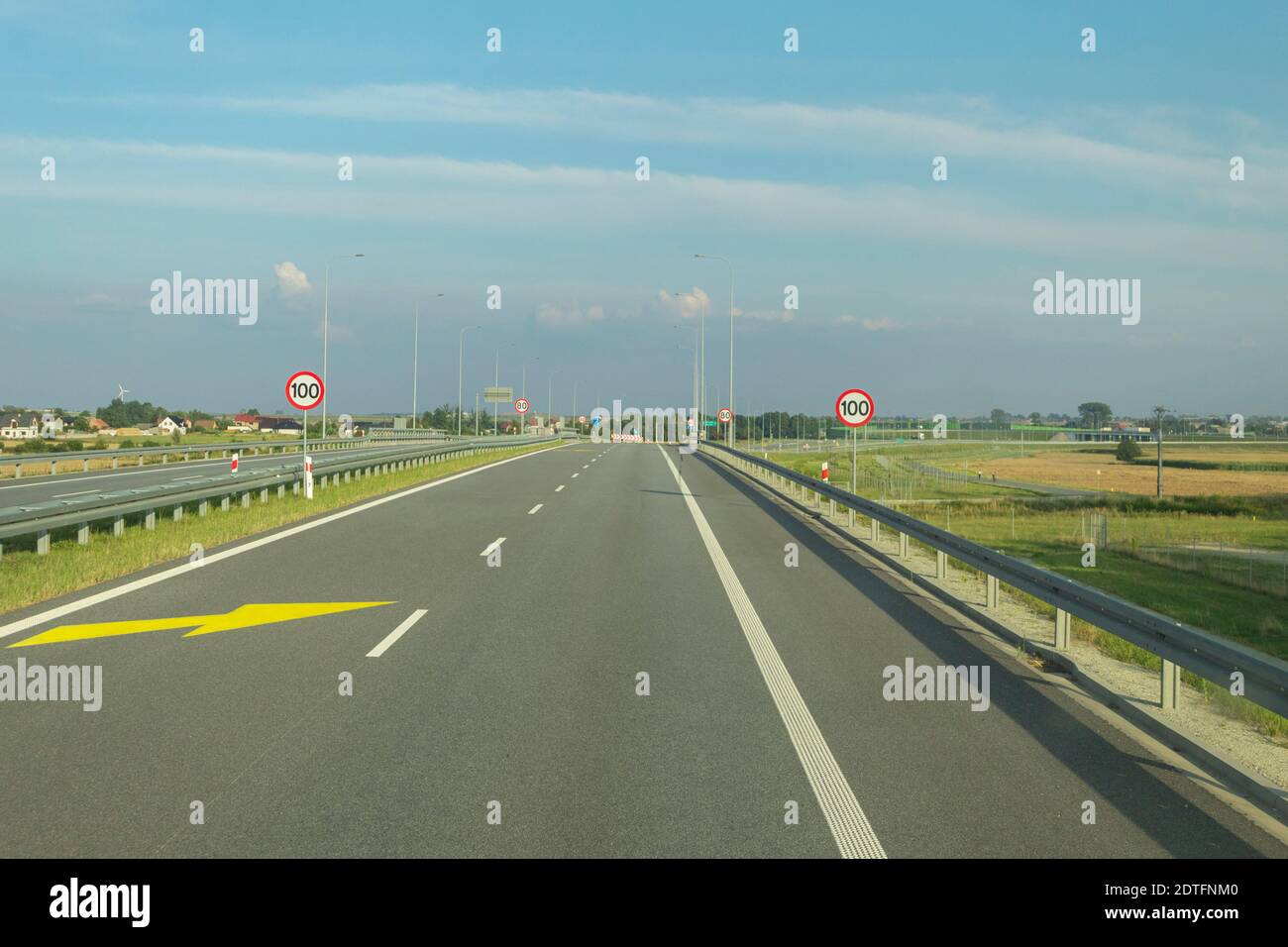 100 km sign hi-res stock photography and images - Alamy