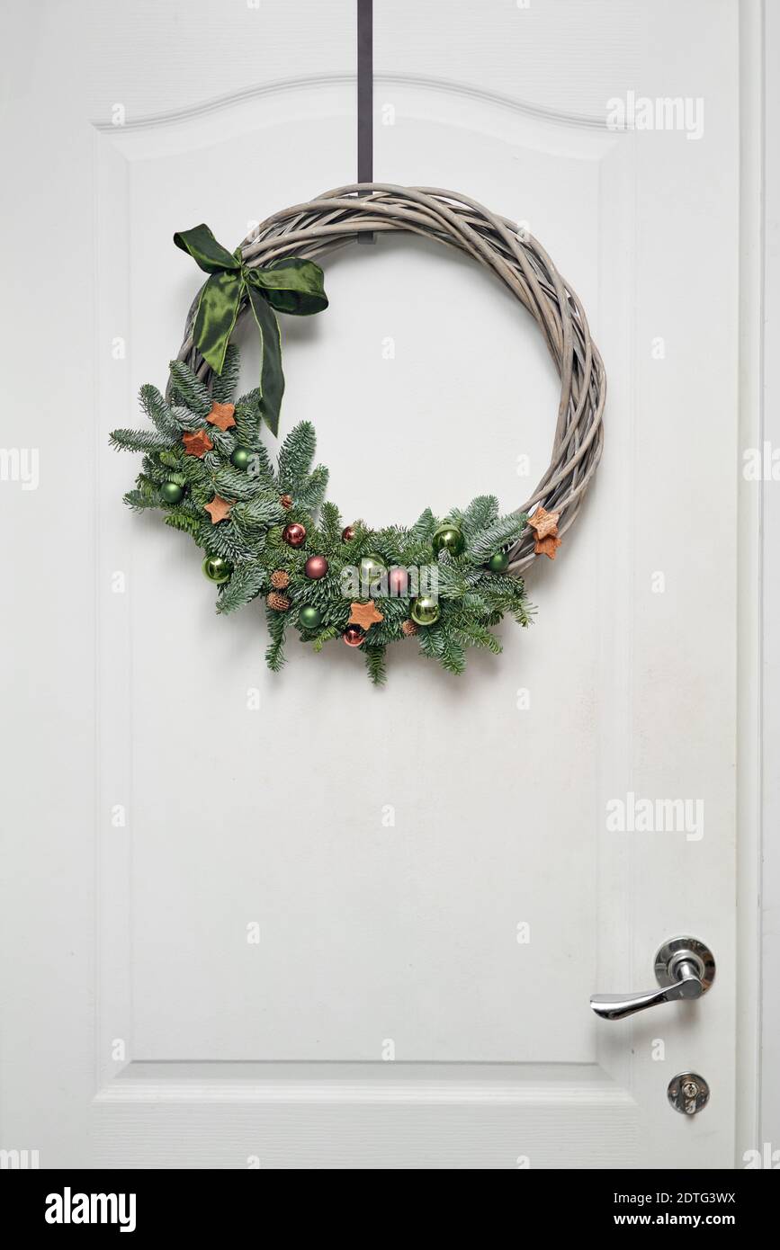 Wreath loop hi-res stock photography and images - Alamy