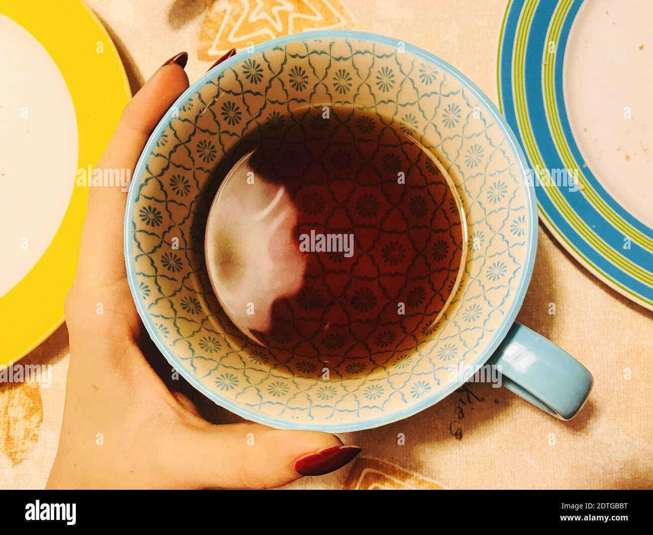 Hand holding a cup of tee hi-res stock photography and images - Alamy