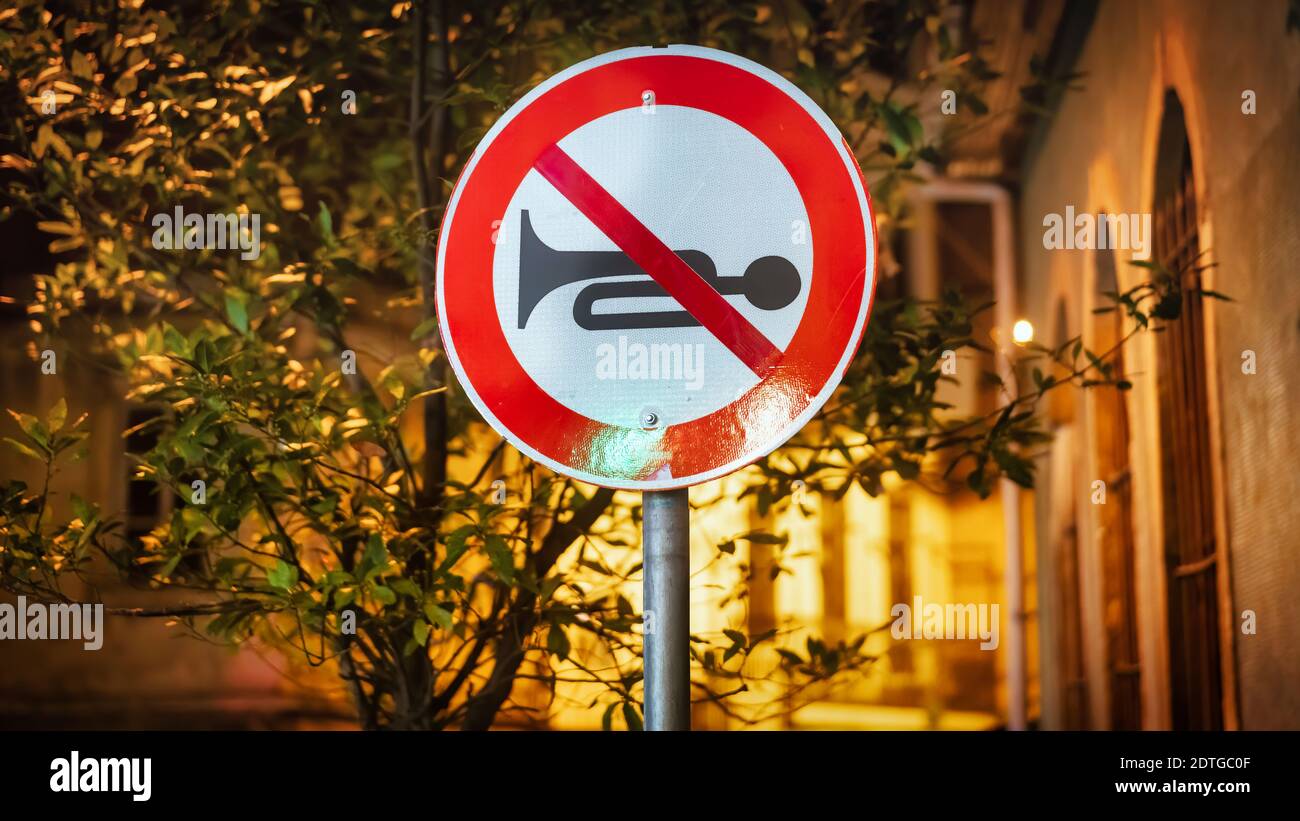 No horn traffic sign hi-res stock photography and images - Alamy