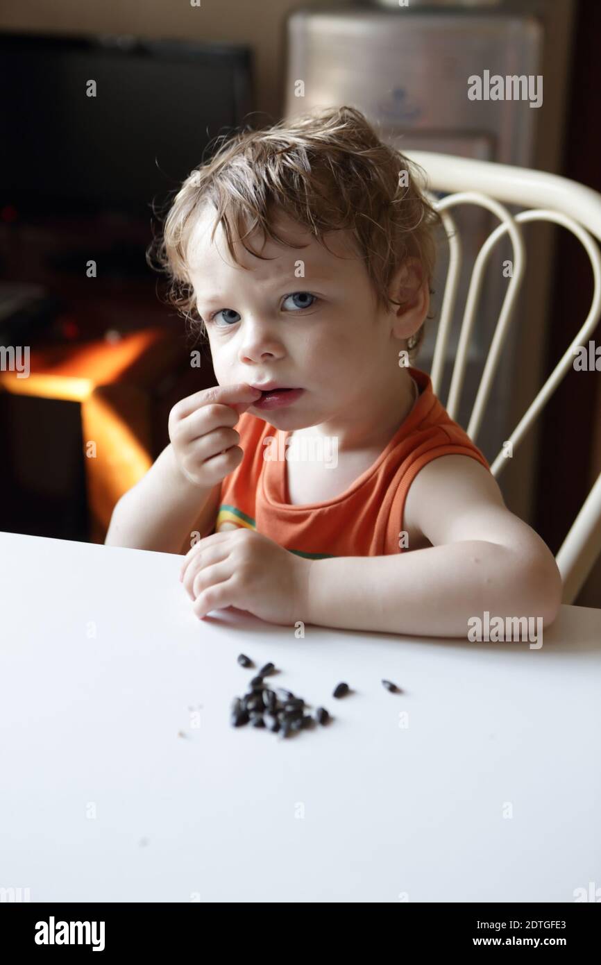 Kid holding sunflower seeds hi-res stock photography and images - Alamy