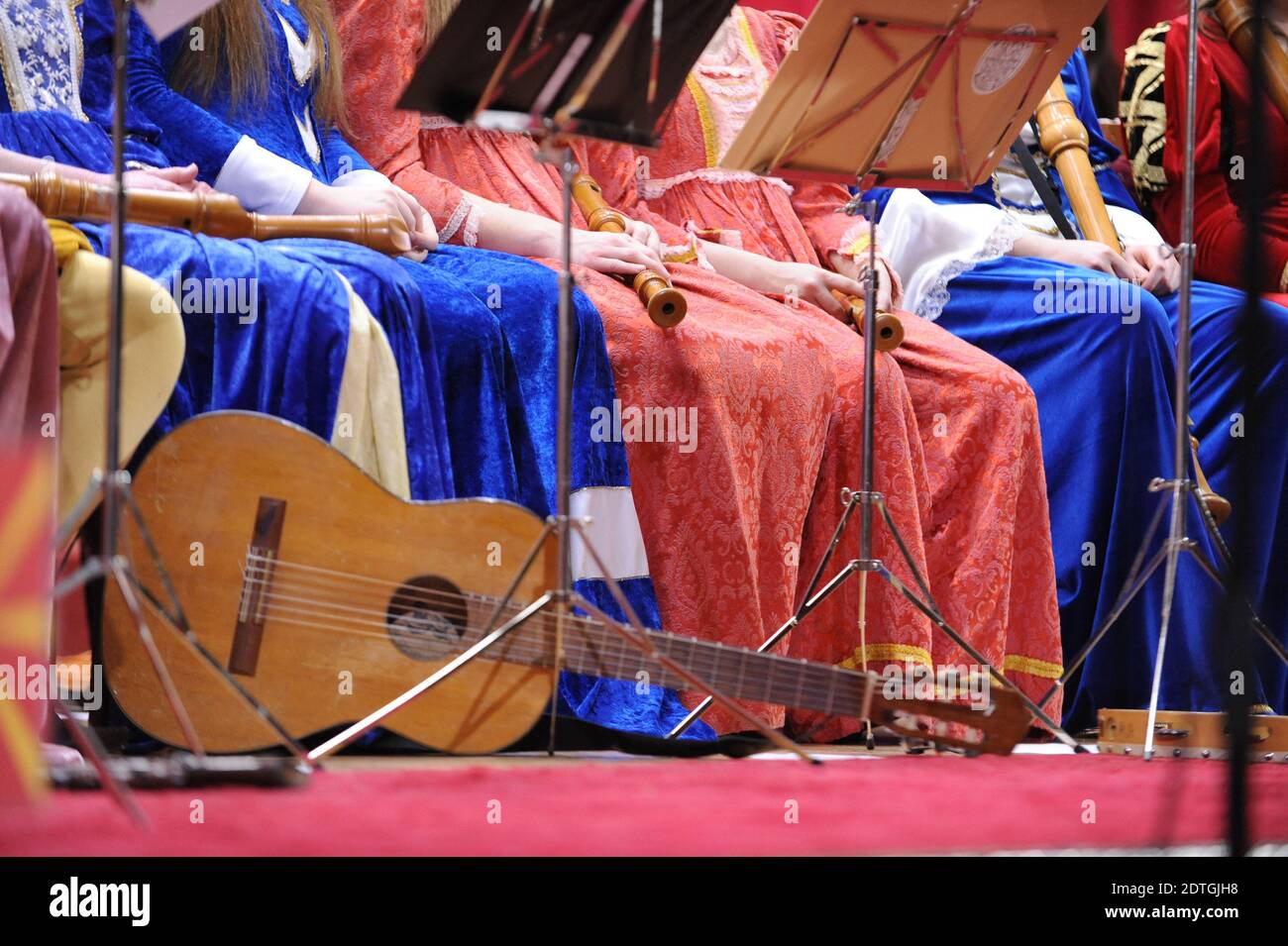 String section orchestra hi-res stock photography and images - Alamy