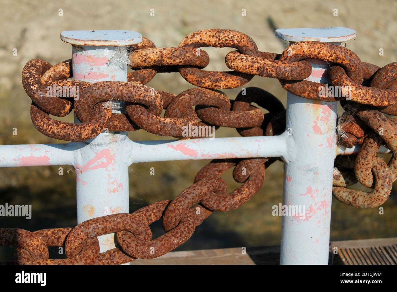 Iron chain railing hi-res stock photography and images - Alamy