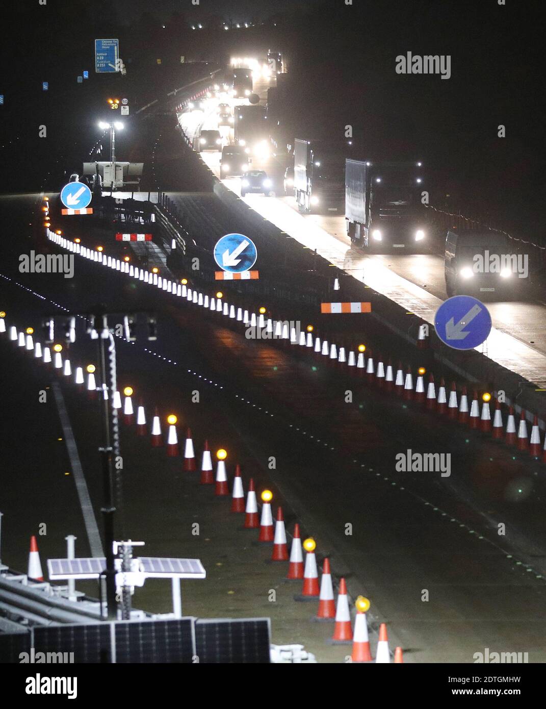 Lane divider hi-res stock photography and images - Alamy