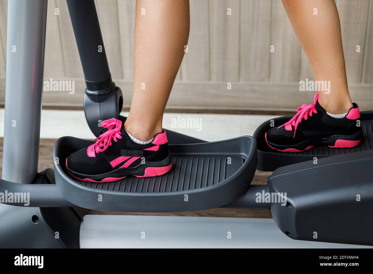 Close-up female legs on a elliptical trainer in the gym Stock Photo - Alamy