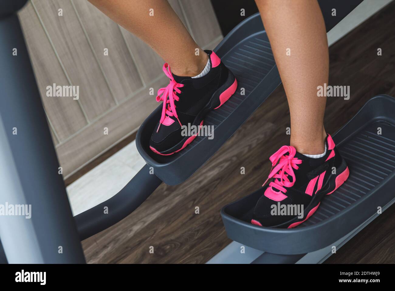 Close-up female legs on a elliptical trainer in the gym Stock Photo - Alamy