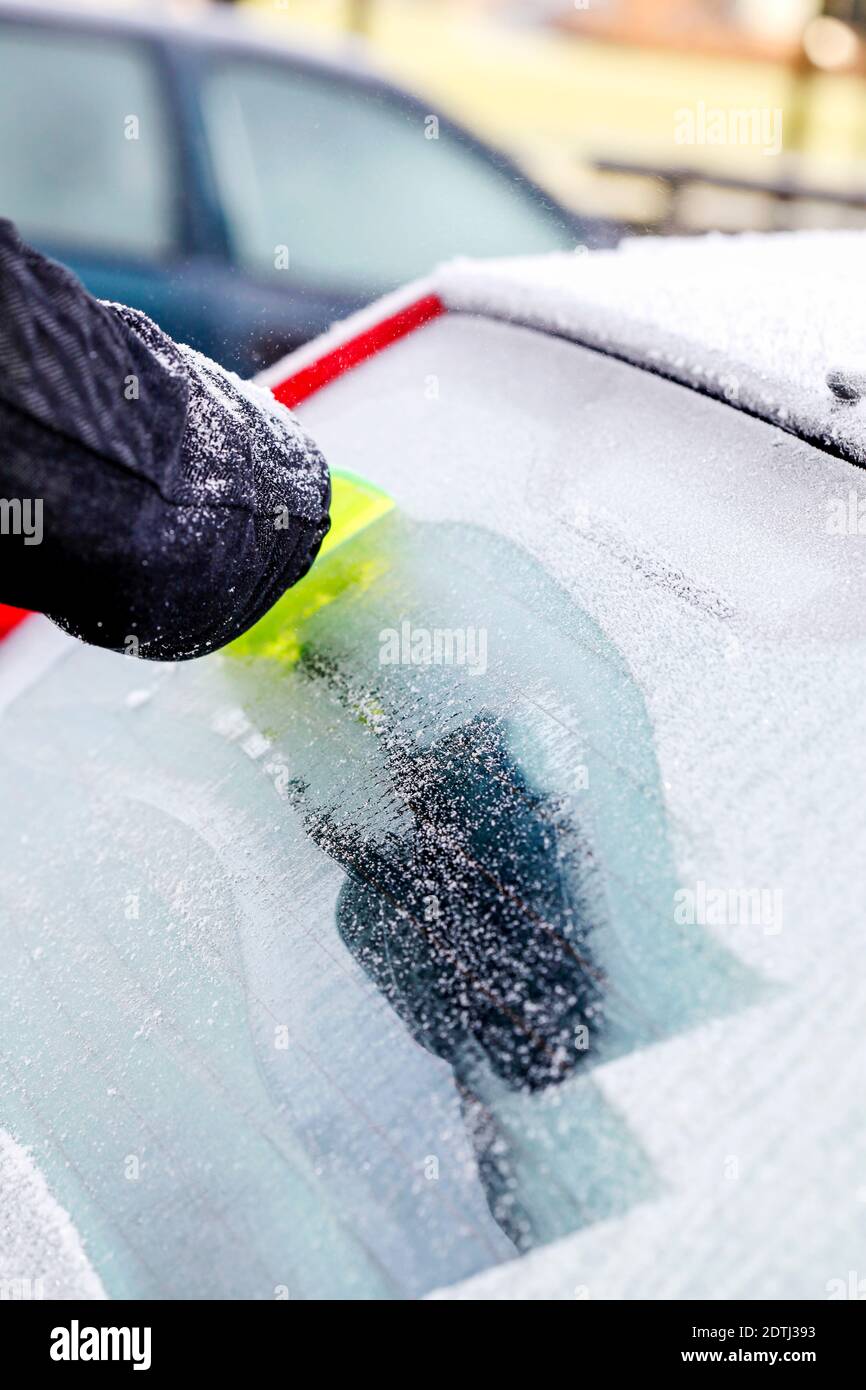 Man scraping hi-res stock photography and images - Alamy