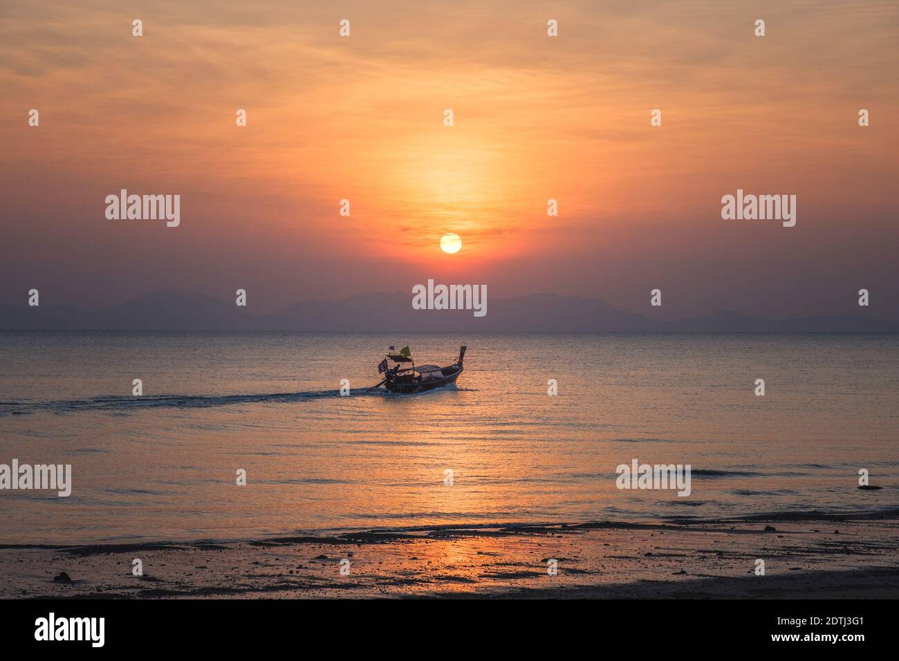 Tropical sunset seascape boat hi-res stock photography and images - Alamy