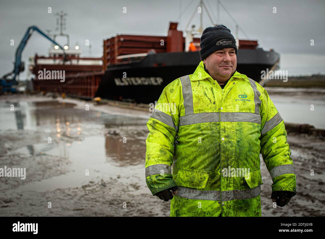 Great Britain / Essex/ Harbour worker Kevin loading scrap at Olivers ...