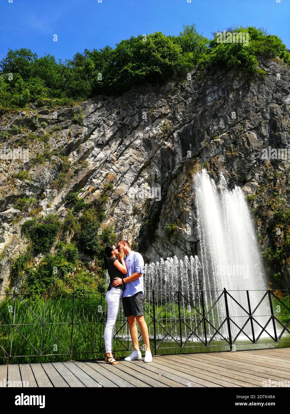 Couple kissing waterfall hi-res stock photography and images - Alamy