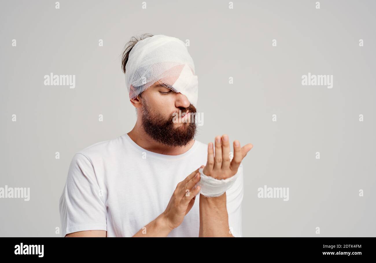 man with bandaged head health problems emergency room Stock Photo - Alamy