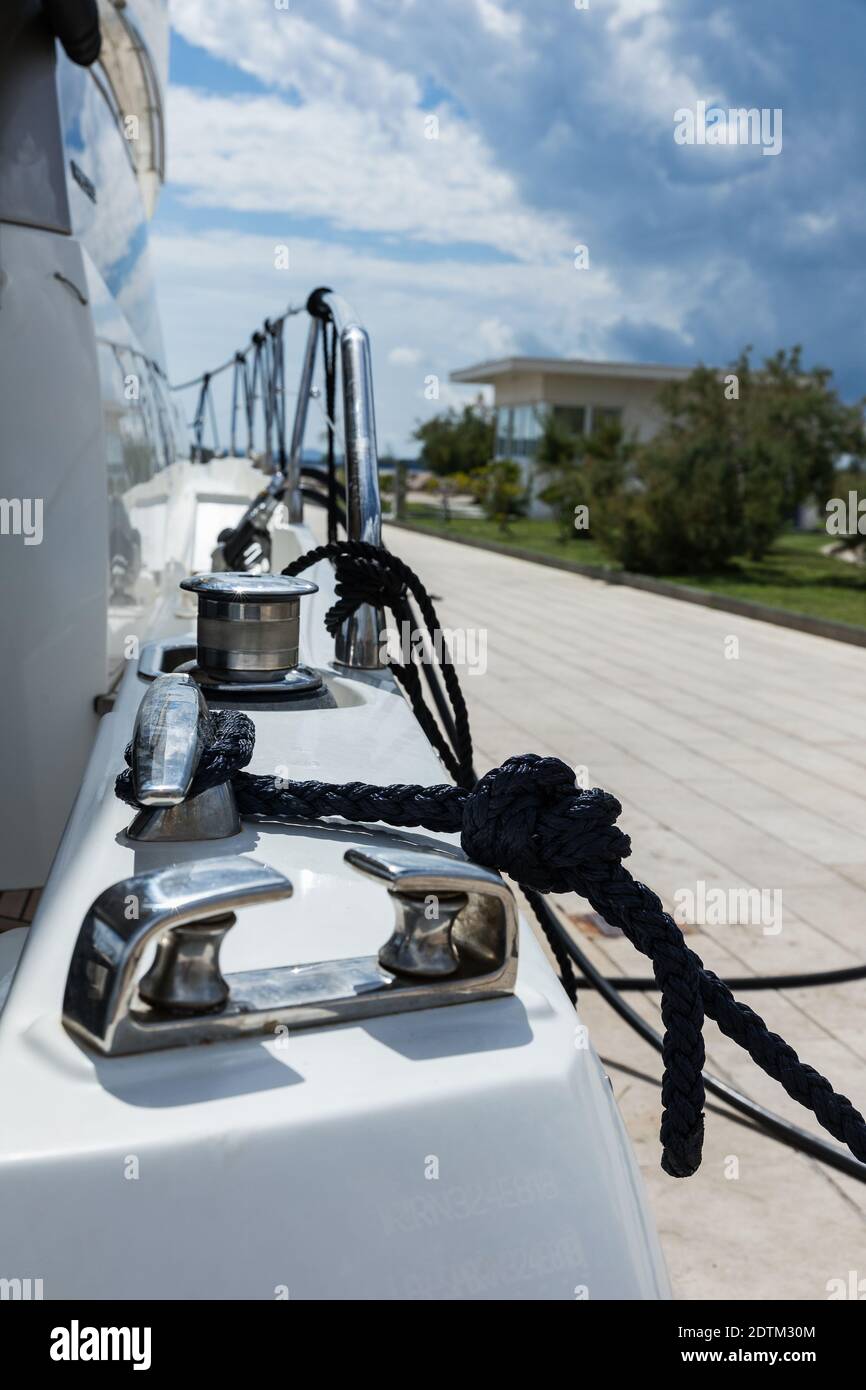 Mooring a boat hi-res stock photography and images - Alamy