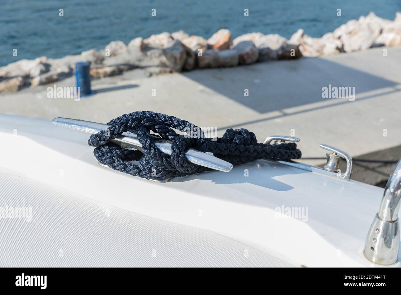 Detail of an anchor rope on a yacht. Mooring knot on the boat close up ...